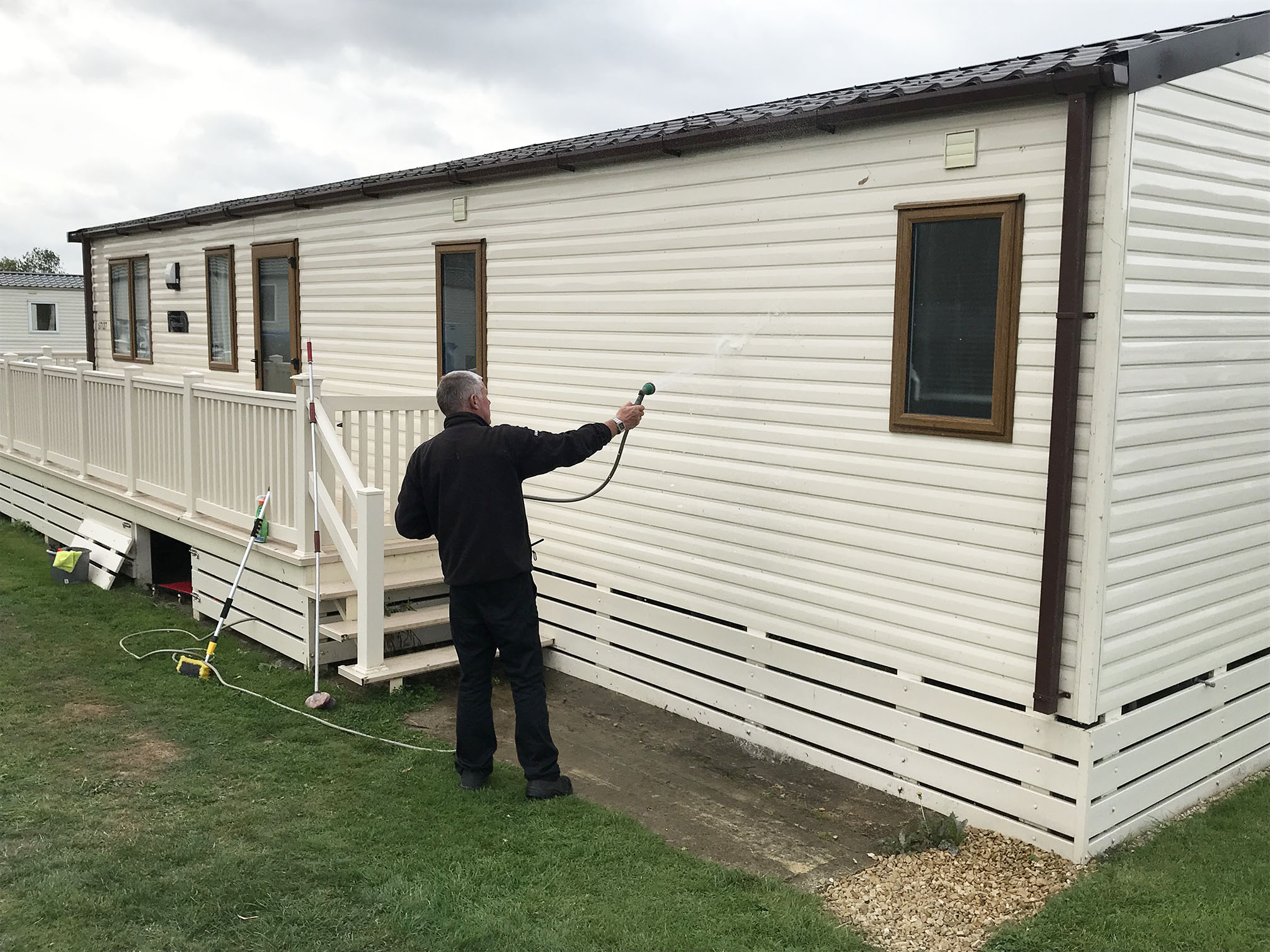 VIDEO: How to clean your static caravan - Leisuredays News