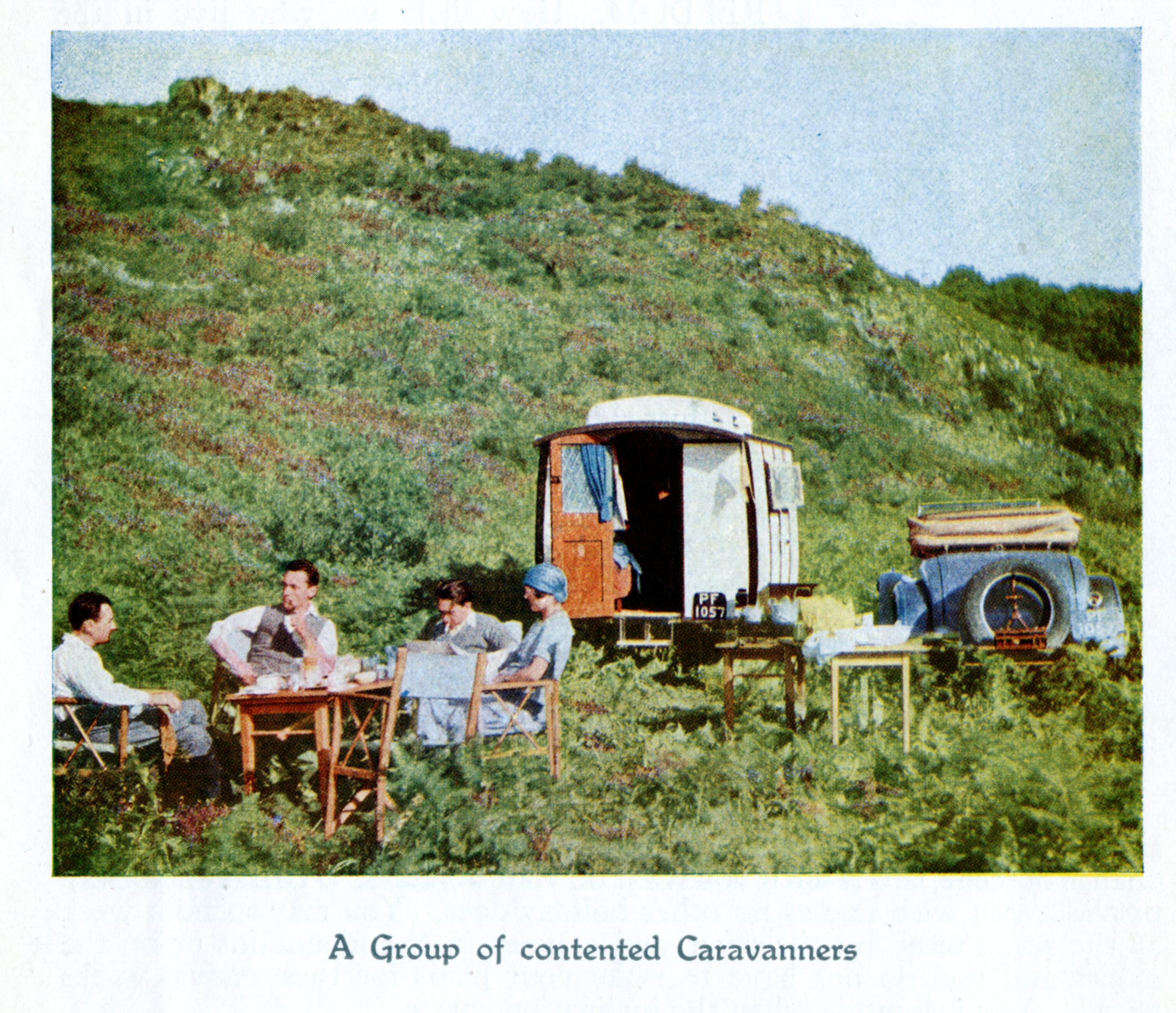a group of contented caravanners from the 1920s - Leisuredays News